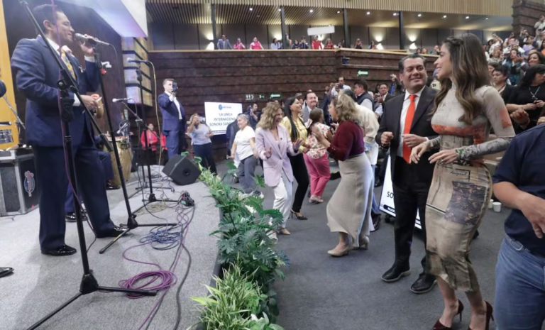 Sergio Mayer defiende bailongo en San Lázaro en medio de emergencia por ...